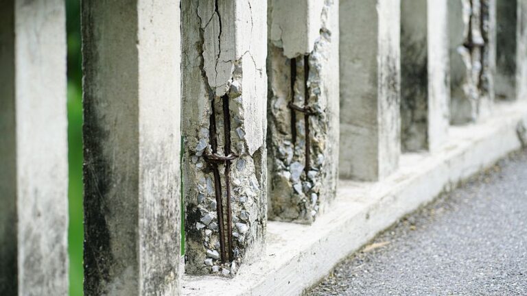Concrete understanding of restraint-induced cracks thanks to reinforced ...